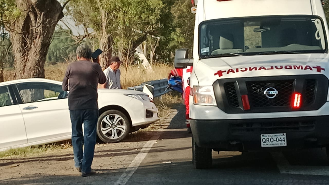 Conductora resulta prensada tras fuerte choque en la carretera Amealco ...